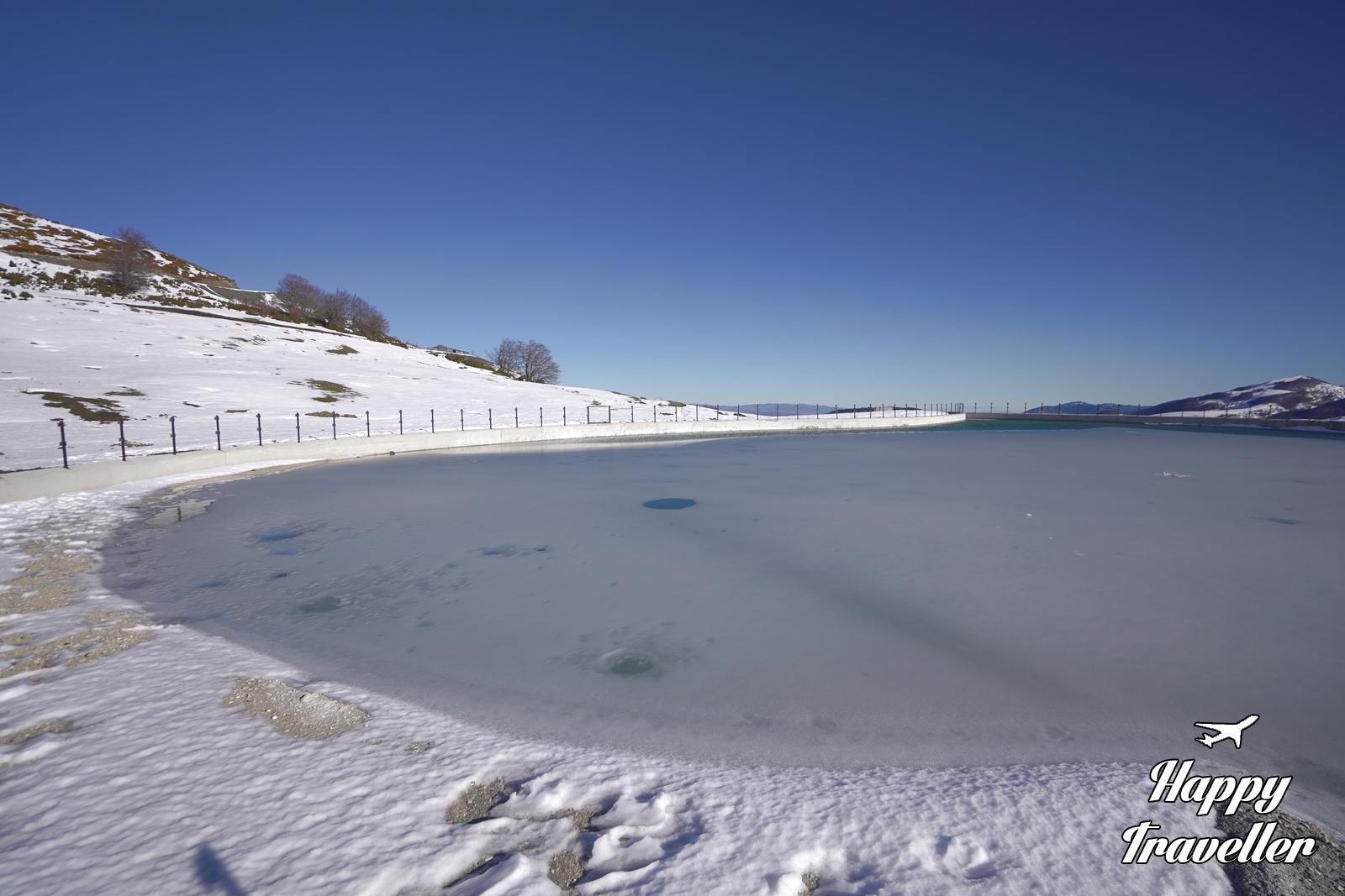 Παγωμένη λίμνη σε σχήμα καρδιά στο Μέτσοβο- Happy Traveller