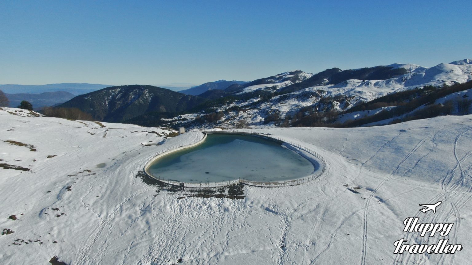 Παγωμένη λίμνη σε σχήμα καρδιά στο Μέτσοβο- Happy Traveller